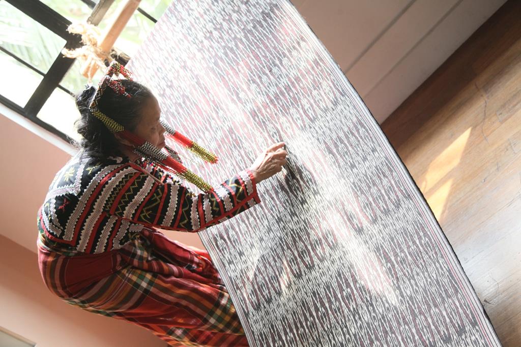 T'boli Dreamweavers Showcase their Craft at National Museum - Loren Legarda