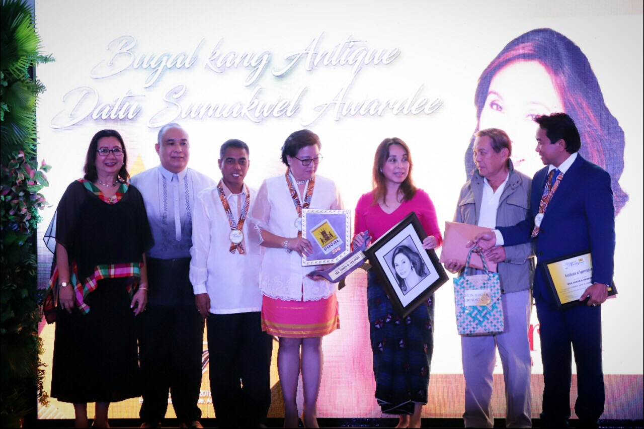 Loren Receives Datu Sumakwel Award from Antiqueños - Loren Legarda